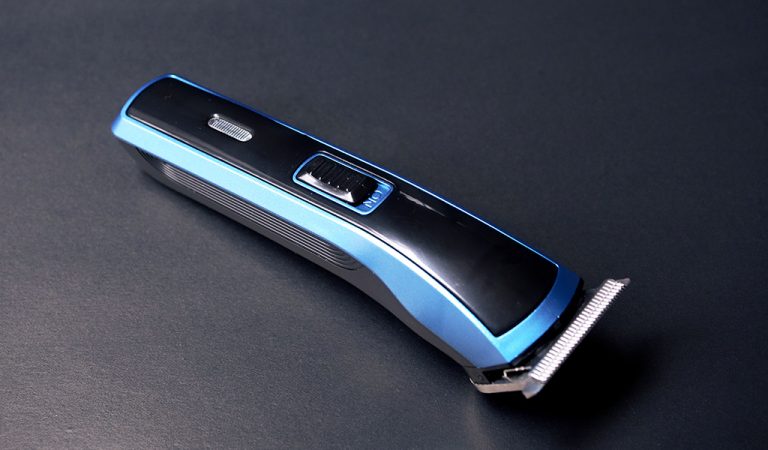 How to Shave With an Electric Razor: A Step-by-Step Guide - Wet Shave Club